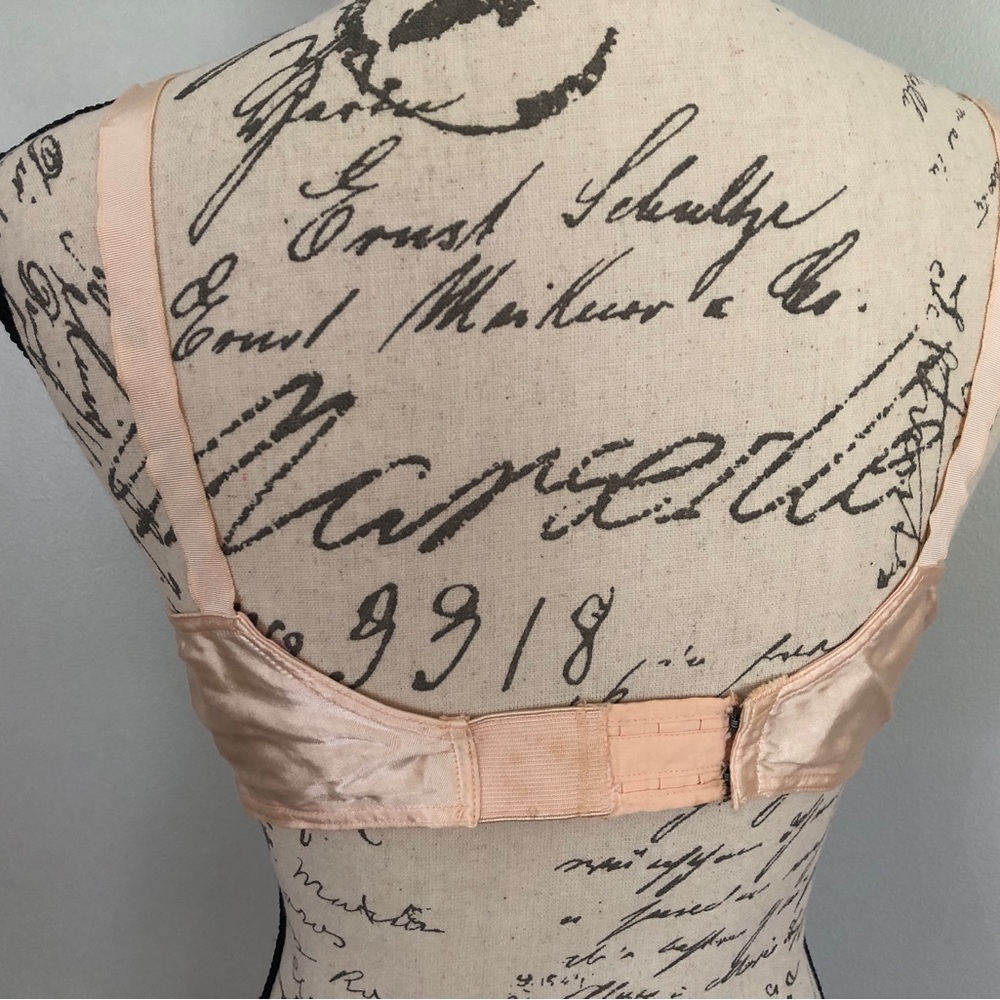 Vintage 1920’s (Estimated) Bra Coral Color About 30 O… - Gem